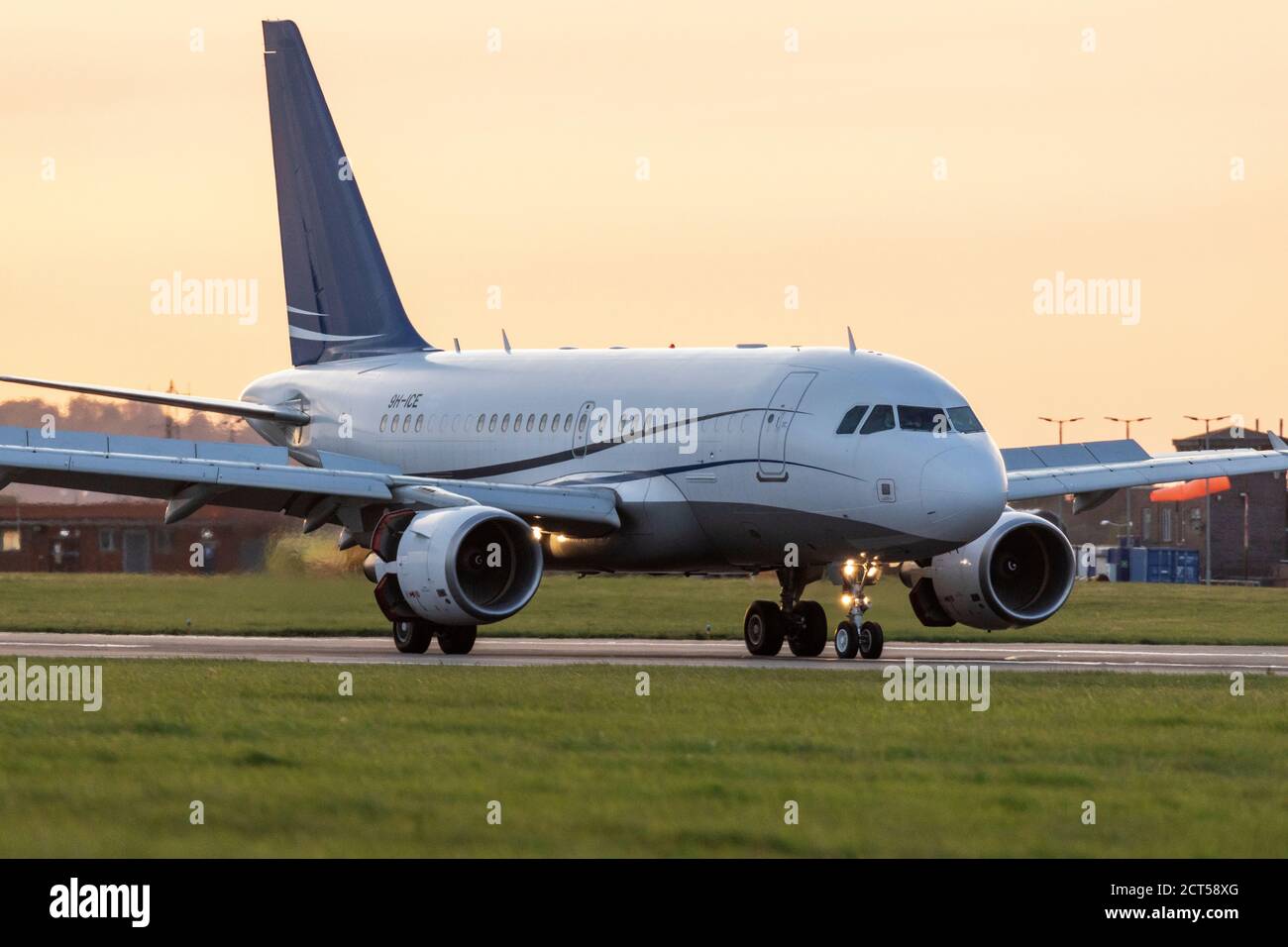 Airbus a318 landing hi-res stock photography and images - Alamy