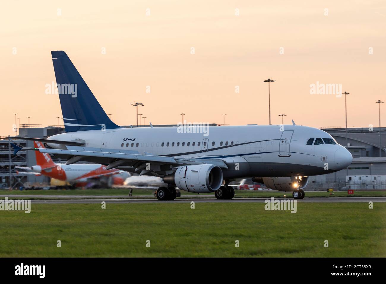 Airbus a318 landing hi-res stock photography and images - Alamy