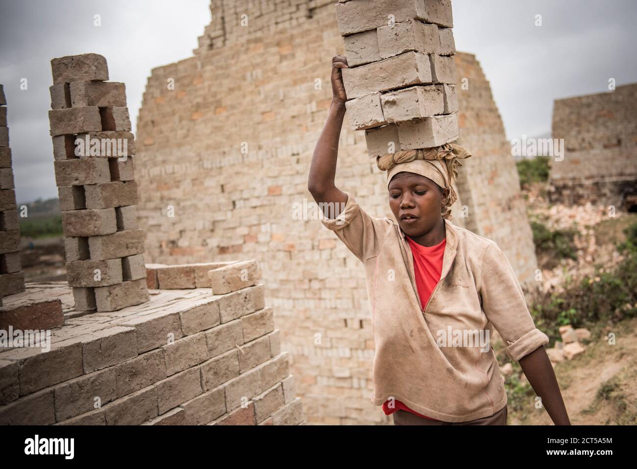 Women carrying bricks hi-res stock photography and images - Alamy