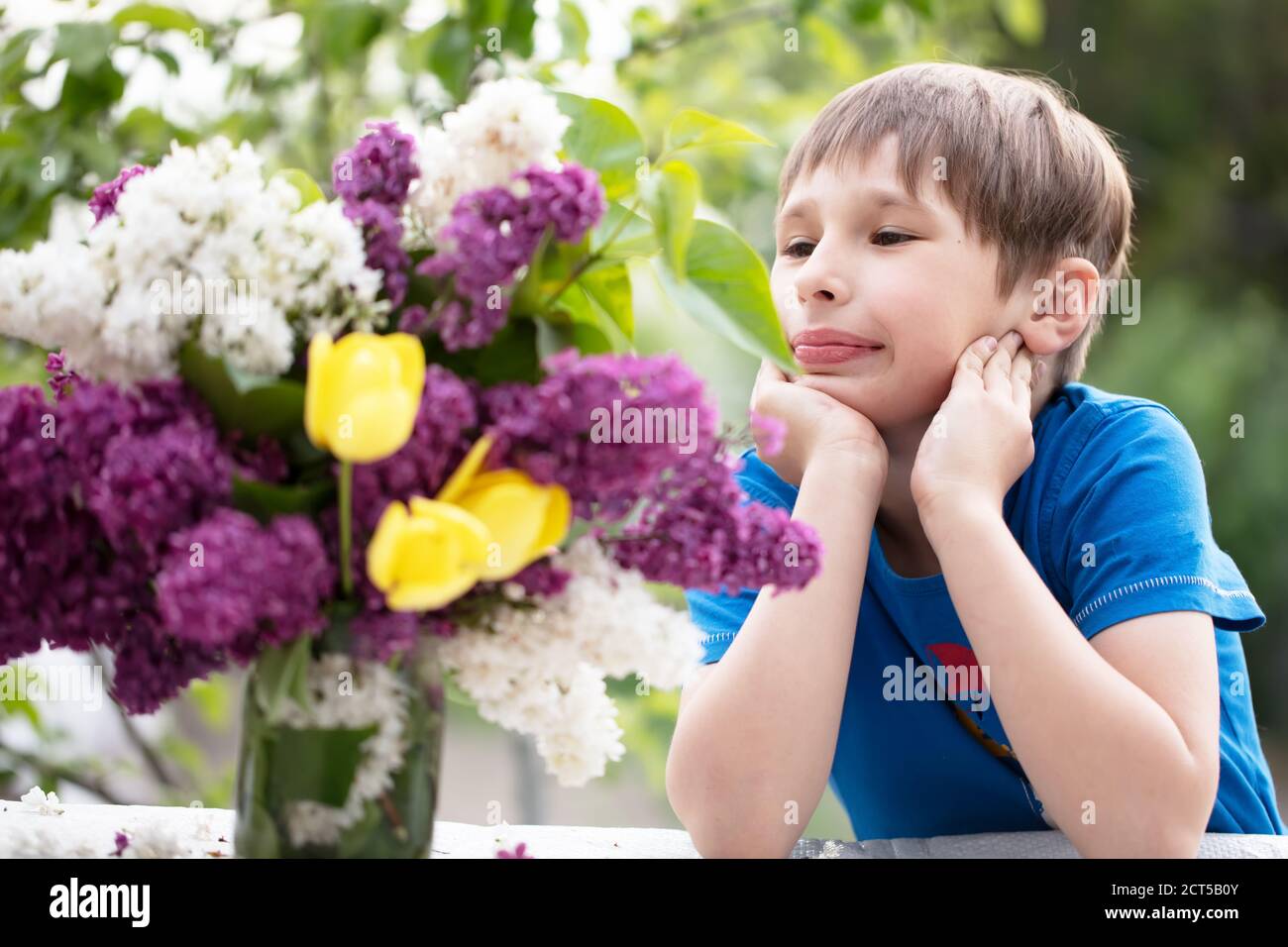 Children look at flowers hi-res stock photography and images - Alamy