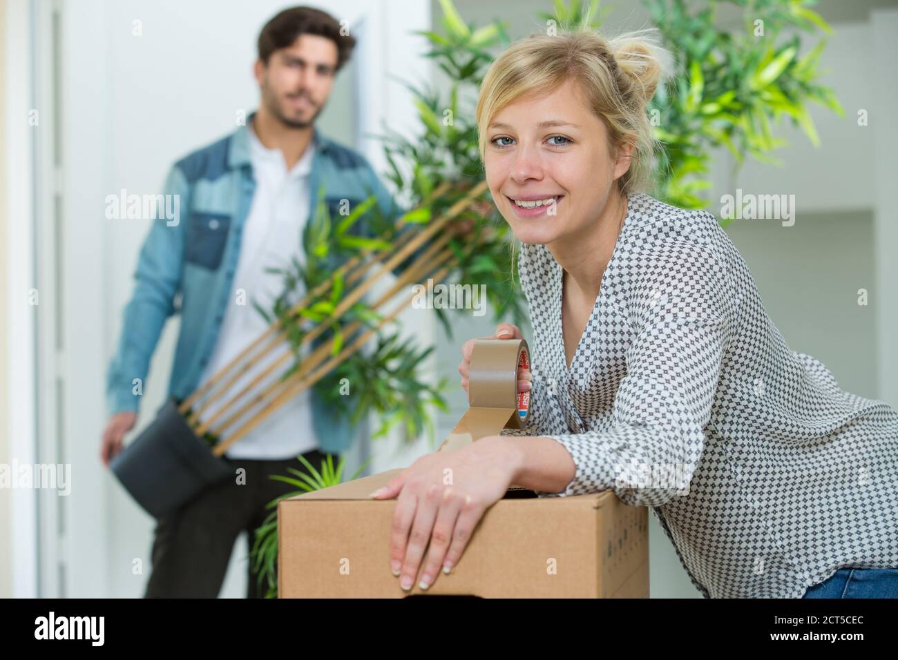 Portrait couple moving houses hi-res stock photography and images - Alamy