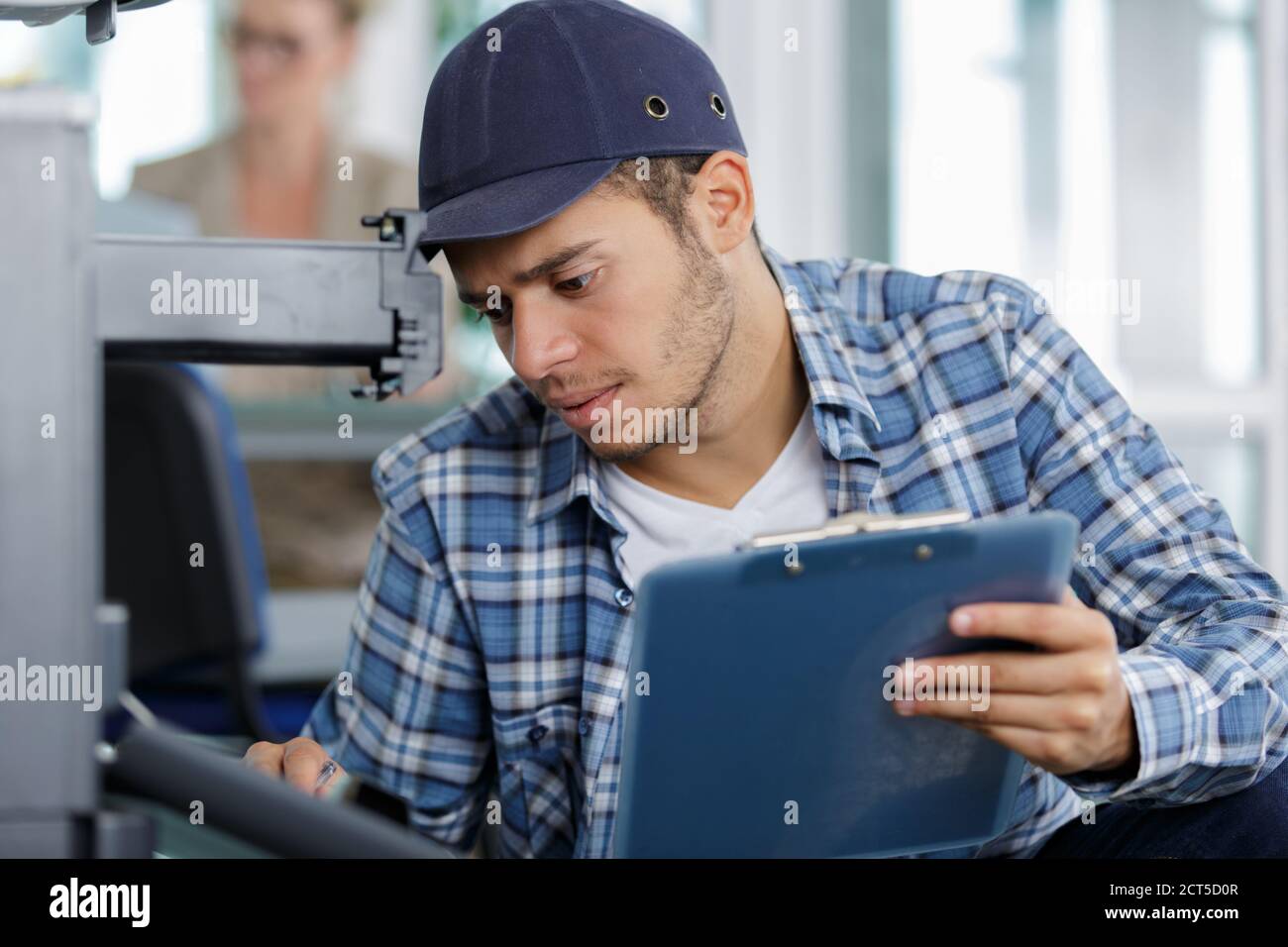 mechanic taking notes on clipboard Stock Photo - Alamy