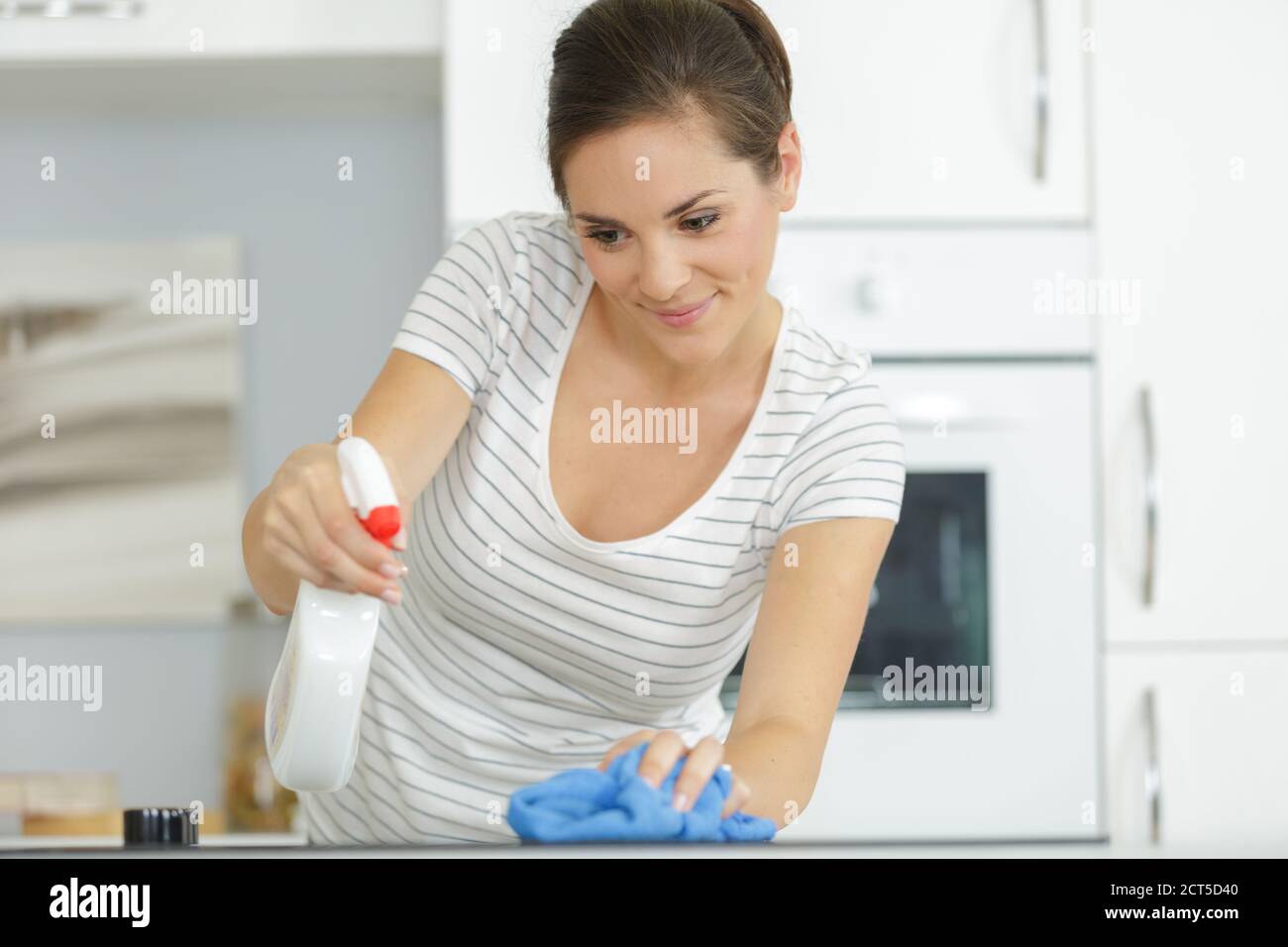 a woman cleaning the kitchen Stock Photo - Alamy