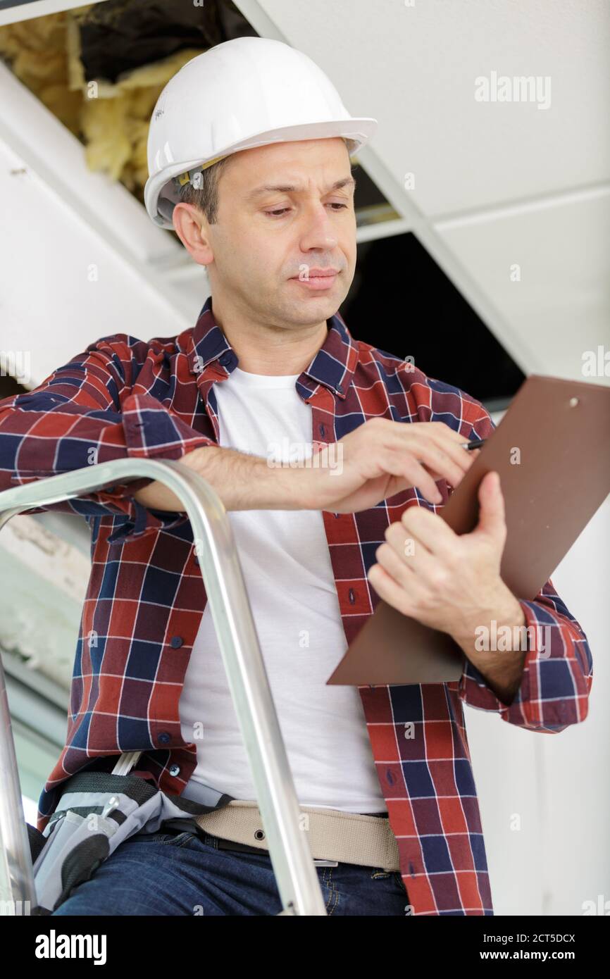 Builder worker clipboard ladder hi-res stock photography and images - Alamy