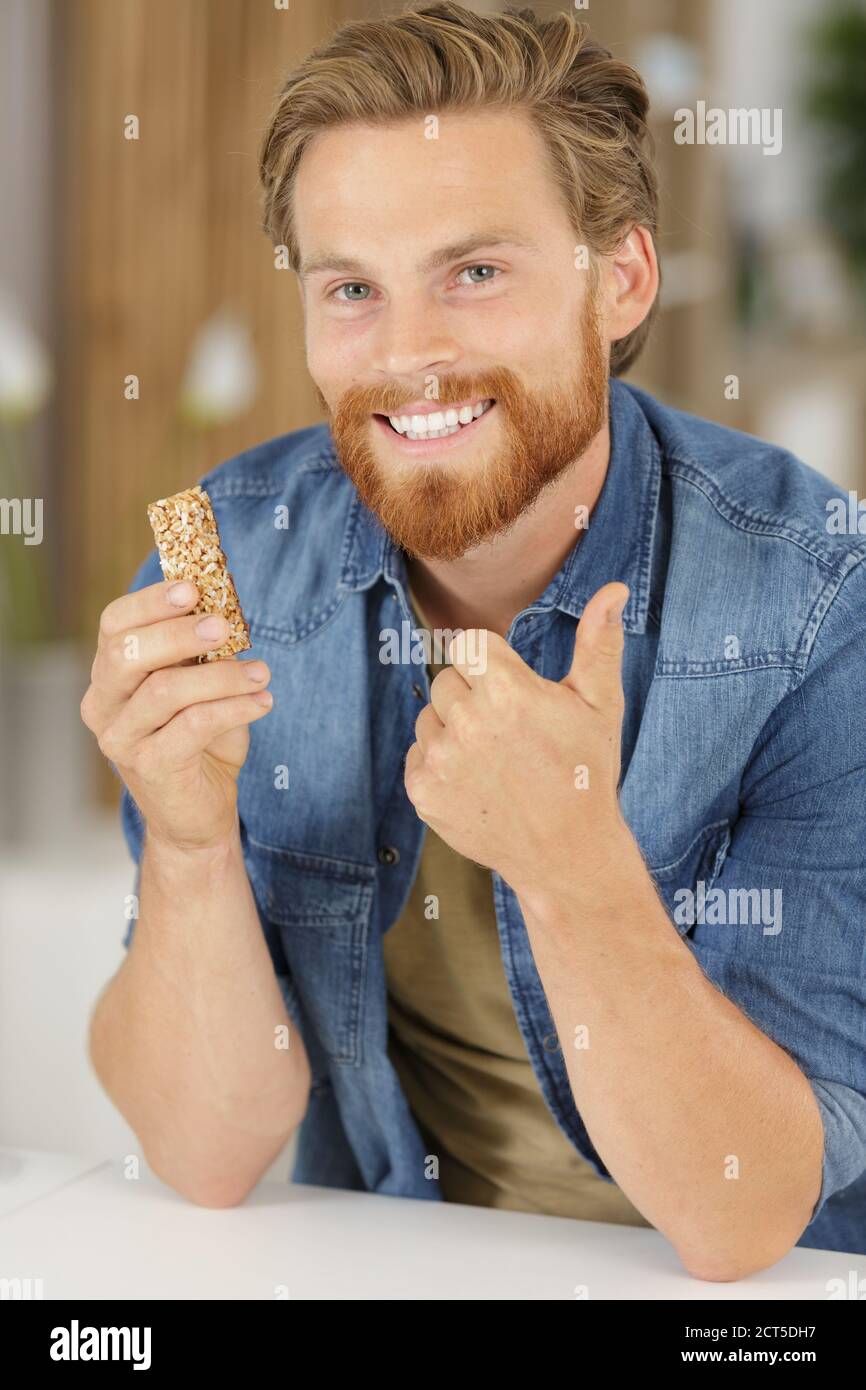 Man eating cereal bar hi-res stock photography and images - Alamy