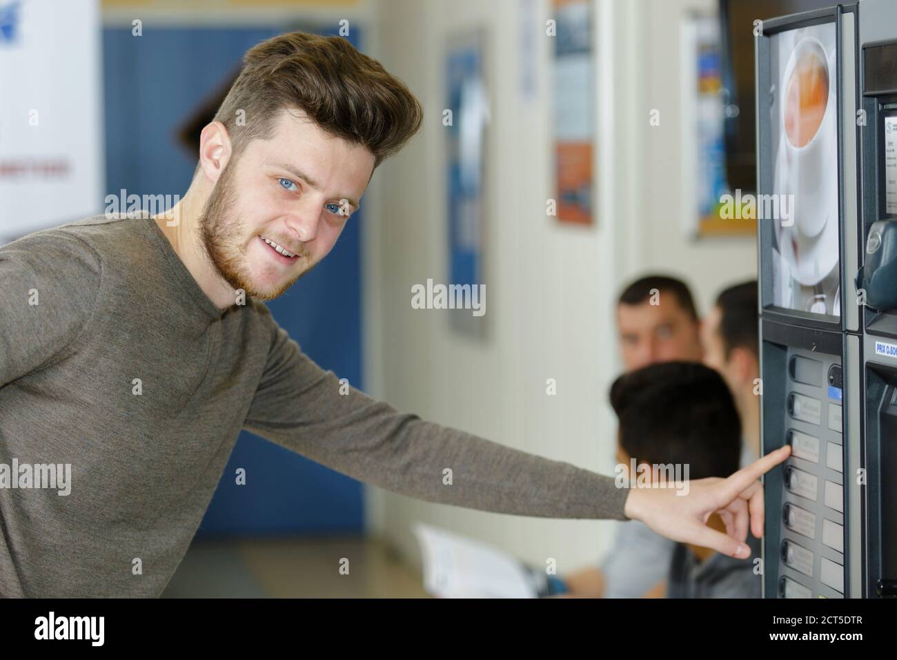 man buying drinks from a vending machine Stock Photo - Alamy