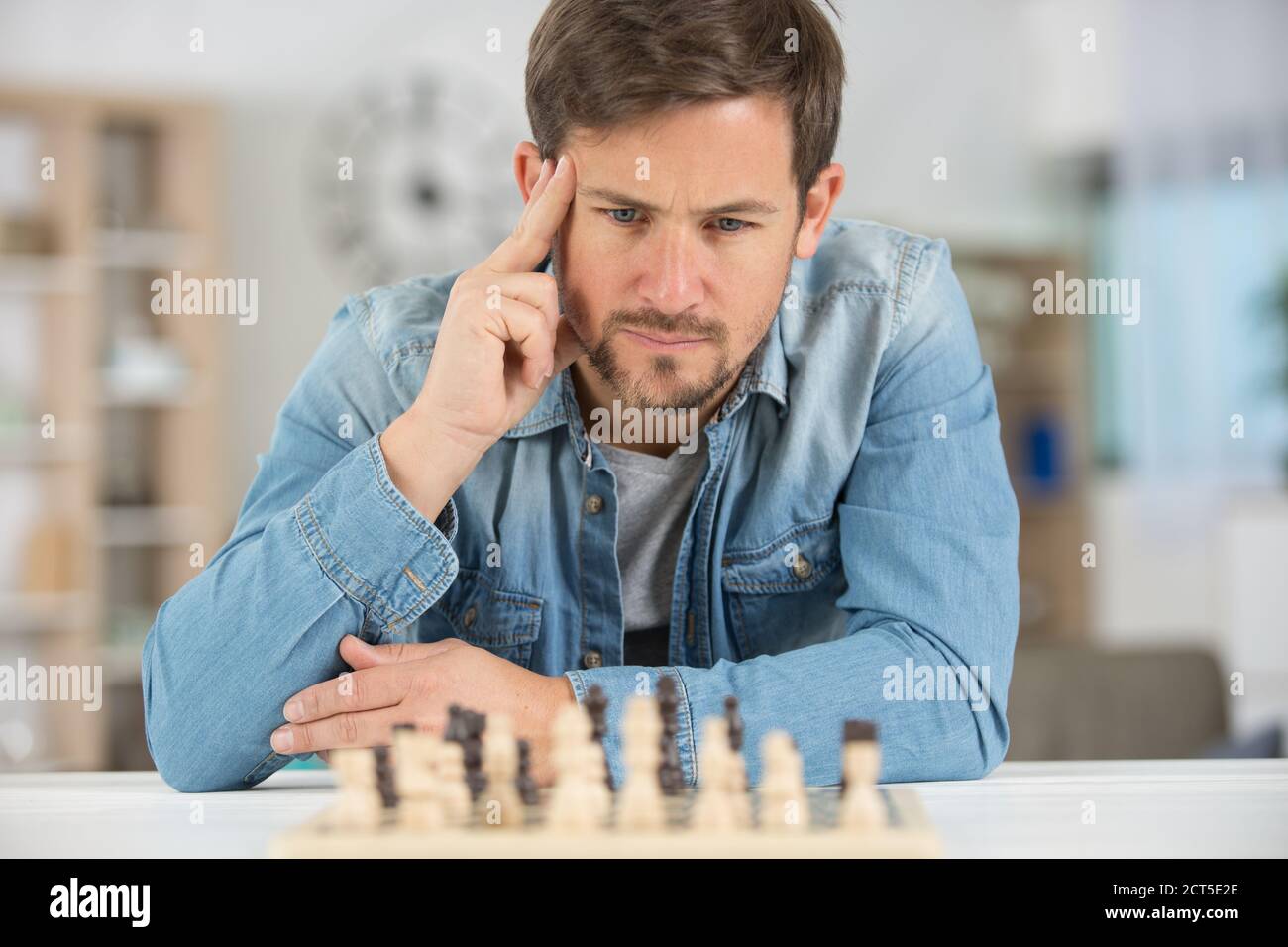 Man sit chess hi-res stock photography and images - Alamy