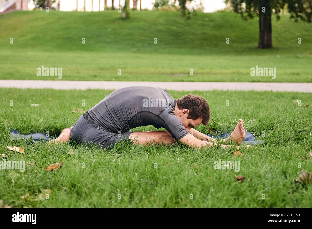 Smiling sitting hands on knee sport sport hi-res stock photography and ...