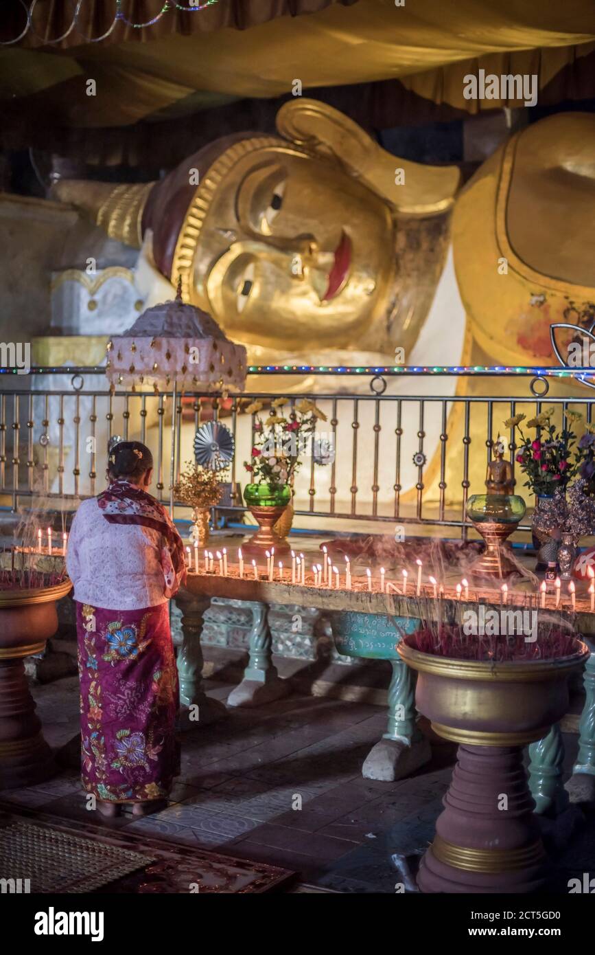 Buddhist woman praying inside Sadan Cave (aka Saddar Caves), Hpa An ...