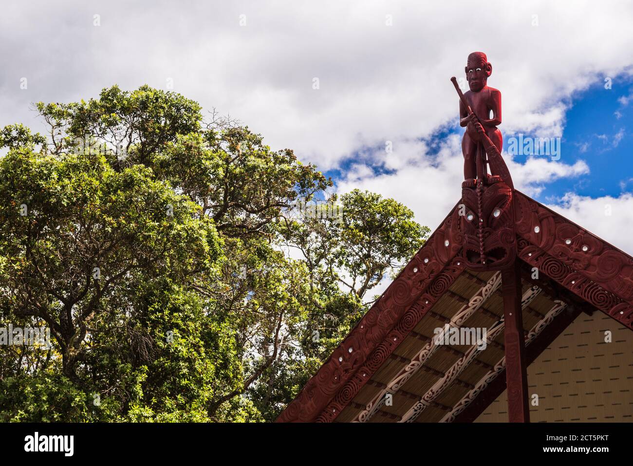 Maori traditional meeting house at waitangi hi-res stock photography ...