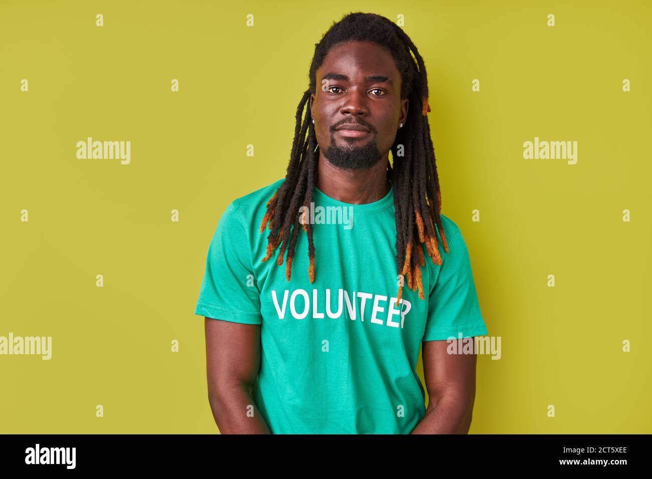 Black man volunteering hi-res stock photography and images - Alamy
