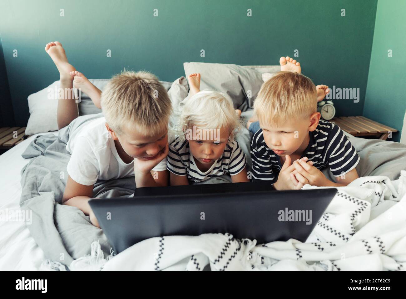 Children playing computer school hi-res stock photography and images ...