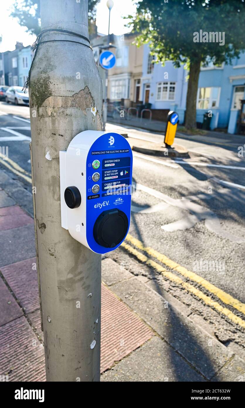 Lamppost electric vehicle charging hi-res stock photography and images ...