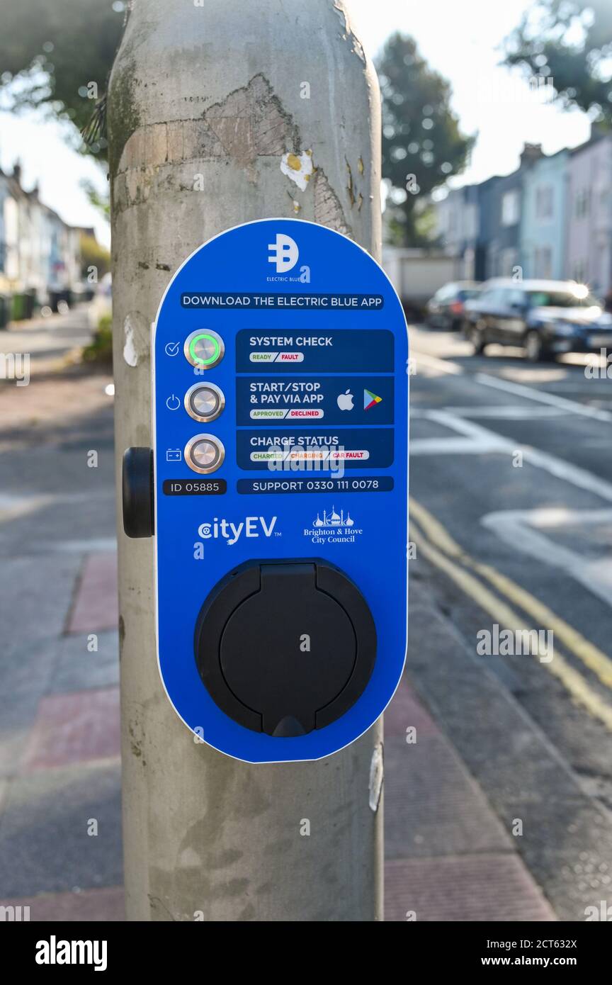 Lamppost electric vehicle charging hi-res stock photography and images ...