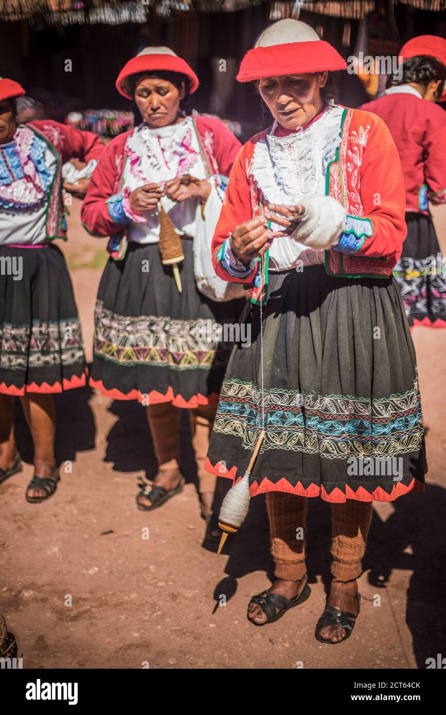 Ccaccaccollo weaving community, Sacred Valley of the Incas, near Cusco ...