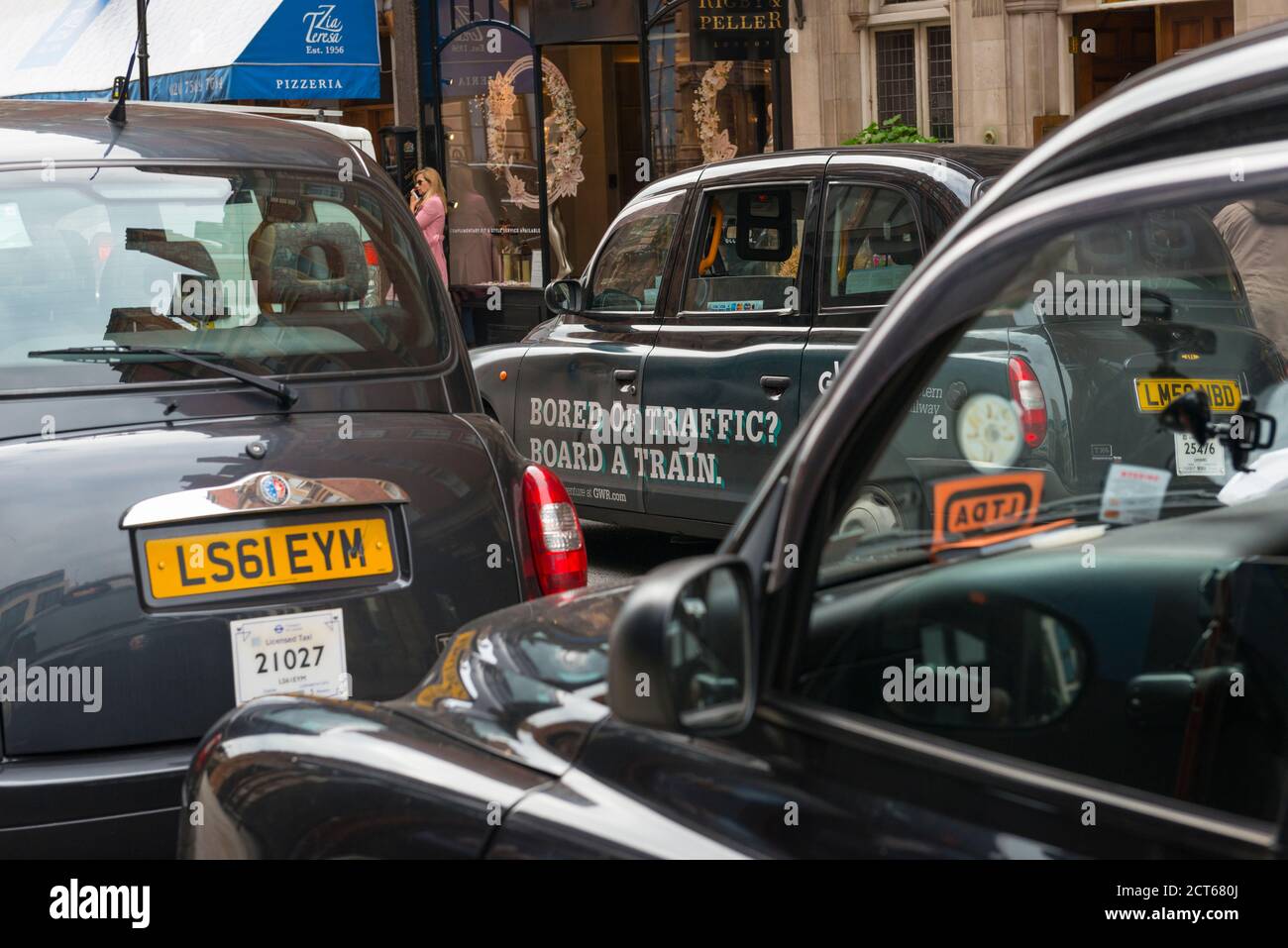 London West End Knightsbridge street scene traffic black cabs taxis ...