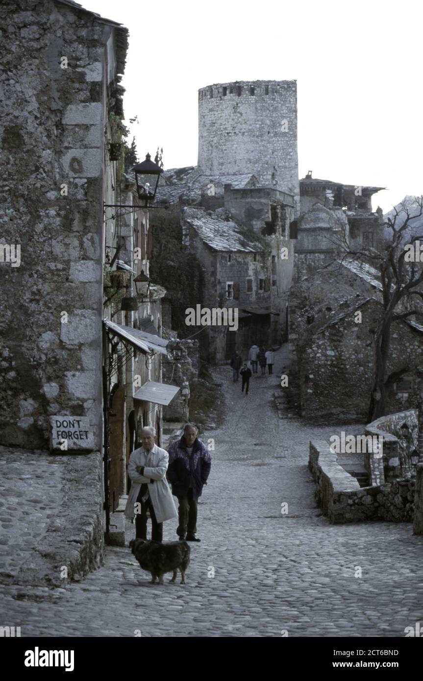 War damage street hi-res stock photography and images - Alamy