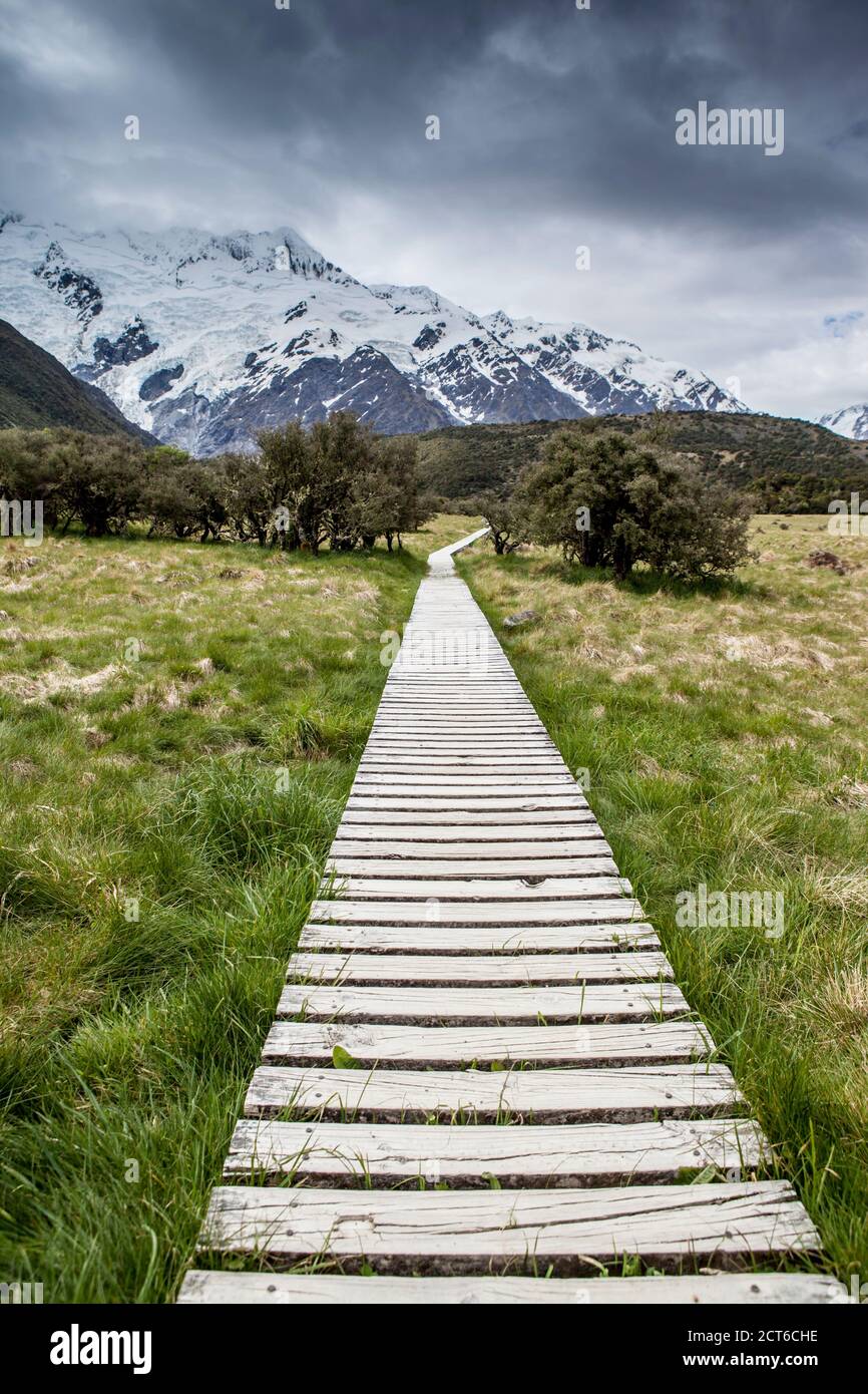 A walkway through a mountain region, near Mount Cook Stock Photo - Alamy