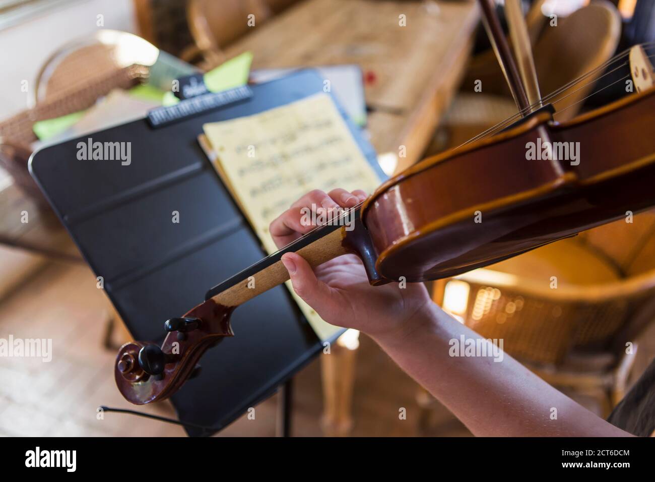 Female violin sheet music hi-res stock photography and images - Alamy