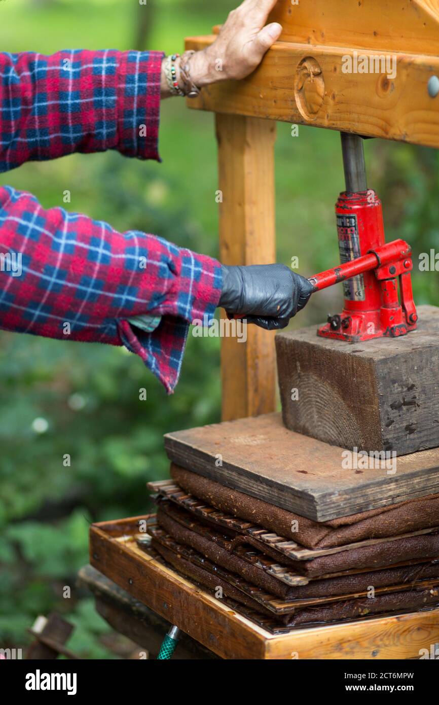 Cider making old fashioned hi-res stock photography and images - Alamy