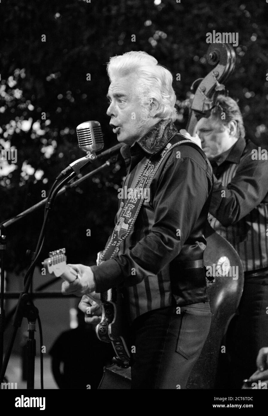 Guitarist and audience Black and White Stock Photos & Images - Alamy