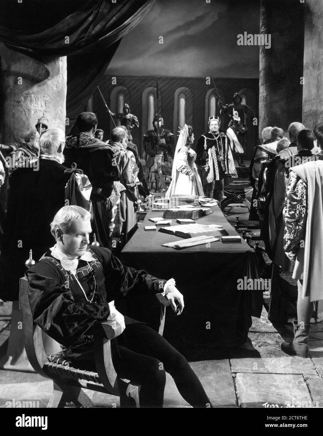 LAURENCE OLIVIER EILEEN HERLIE and BASIL SYDNEY in HAMLET 1948 director ...