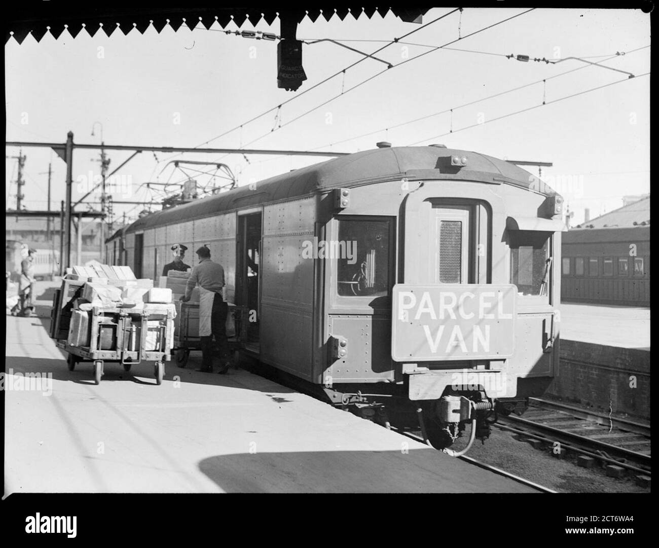 Loading parcels hi-res stock photography and images - Alamy