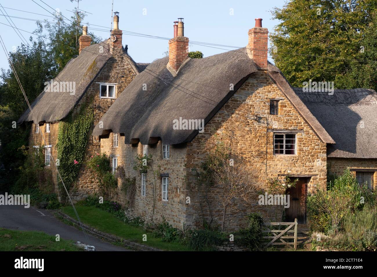Cotswolds thatched roof houses hi-res stock photography and images - Alamy
