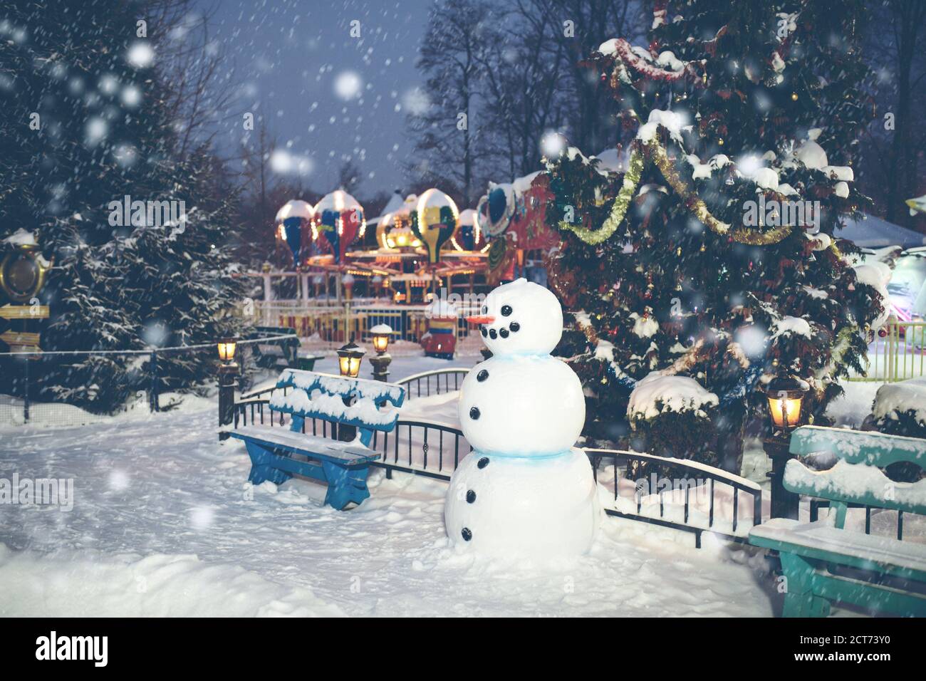 Snowman night winter forest hi-res stock photography and images - Alamy