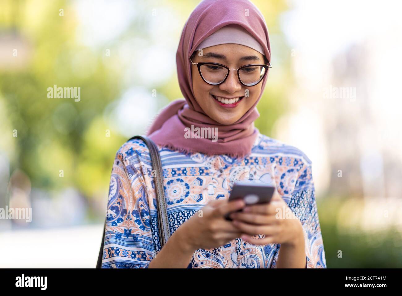 Muslim girl with mobile phone hi-res stock photography and images - Alamy