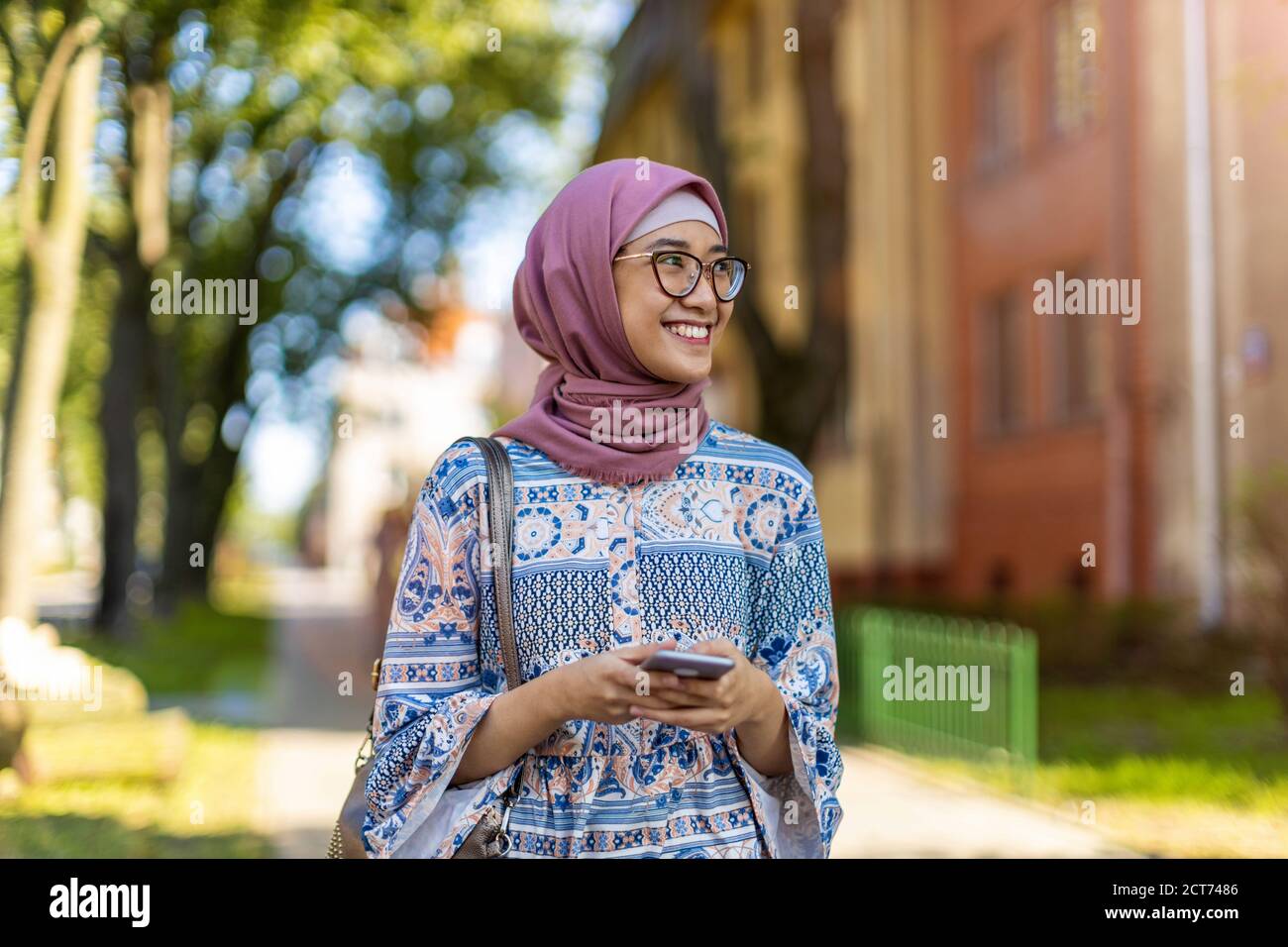 Muslim girl with mobile phone hi-res stock photography and images - Alamy