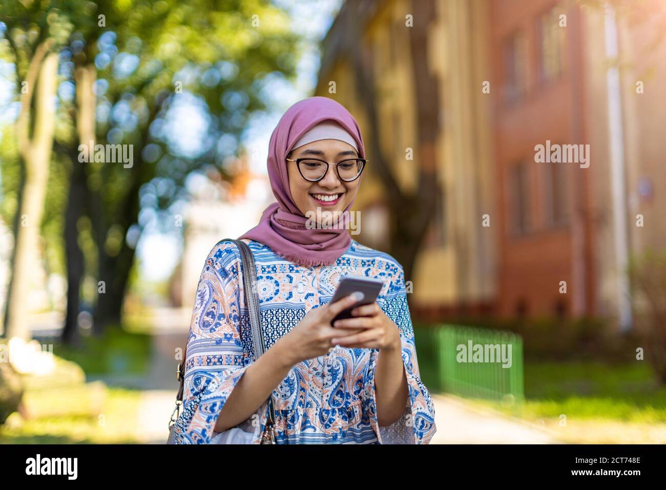 Muslim girl with mobile phone hi-res stock photography and images - Alamy