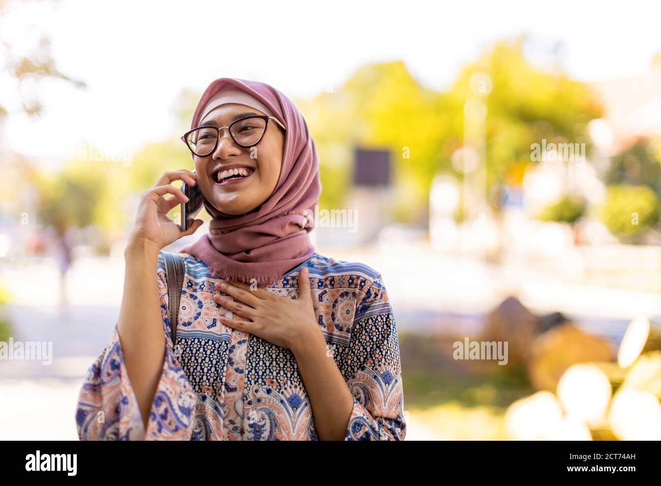 Muslim girl with mobile phone hi-res stock photography and images - Alamy