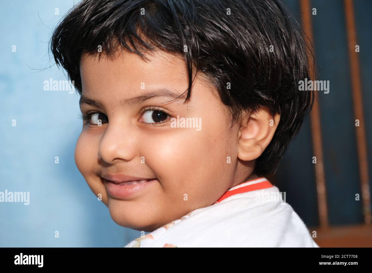 Portrait of a happy smiling child girl Stock Photo - Alamy