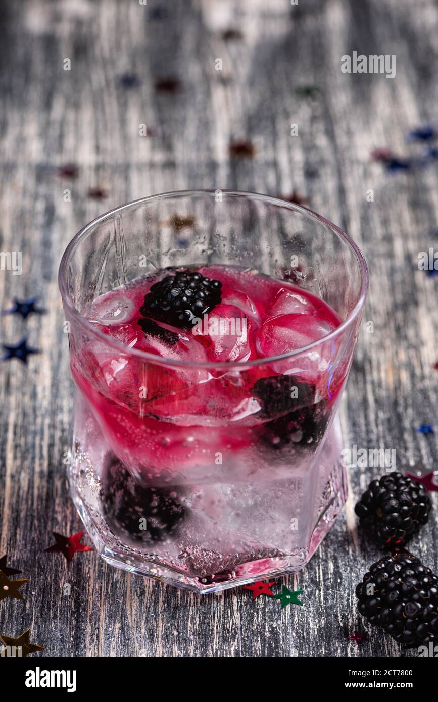 Sparkling alcoholic cocktail with a blackberry Stock Photo - Alamy