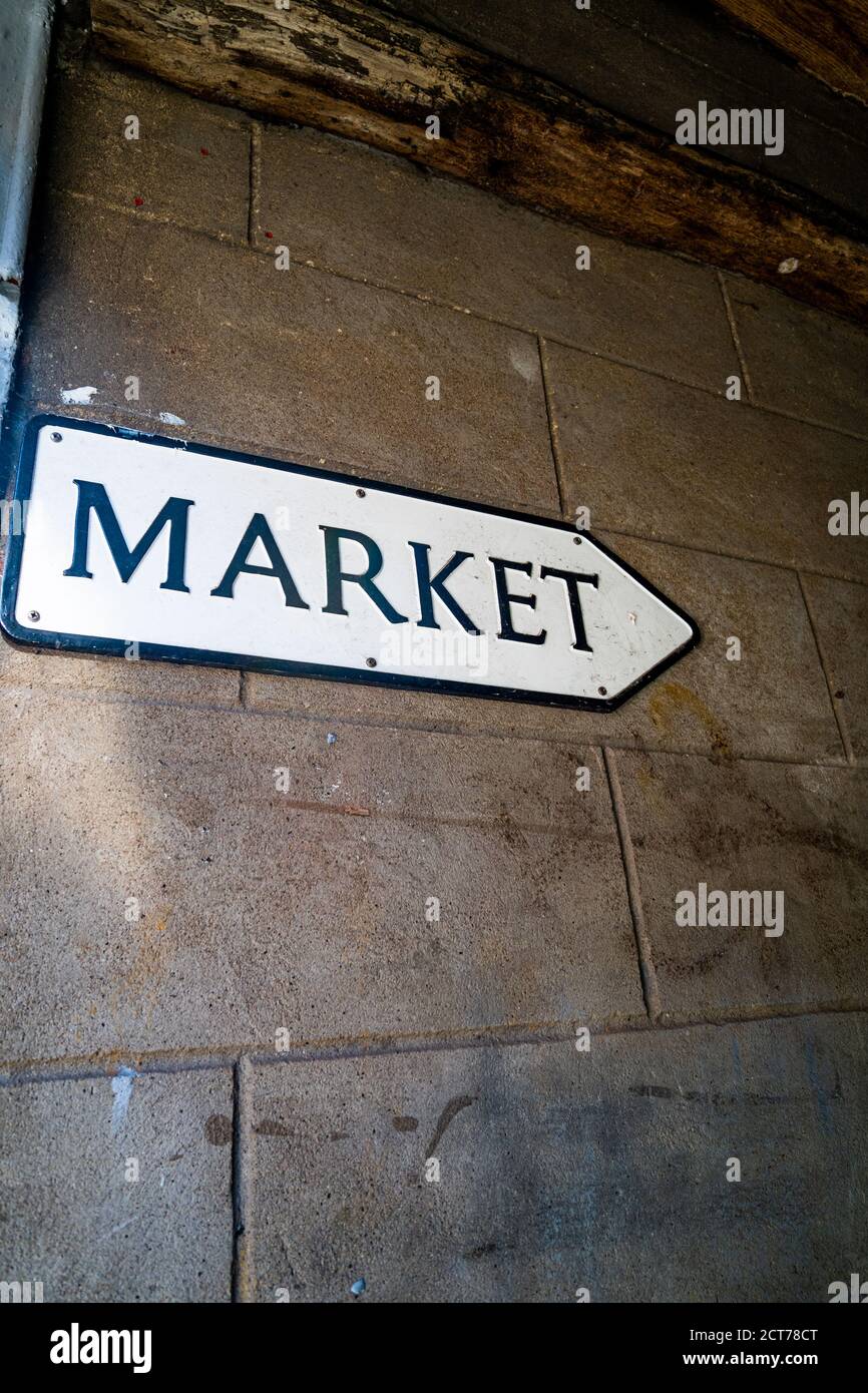 Street sign in an alleyway directing to a market, UK Stock Photo - Alamy