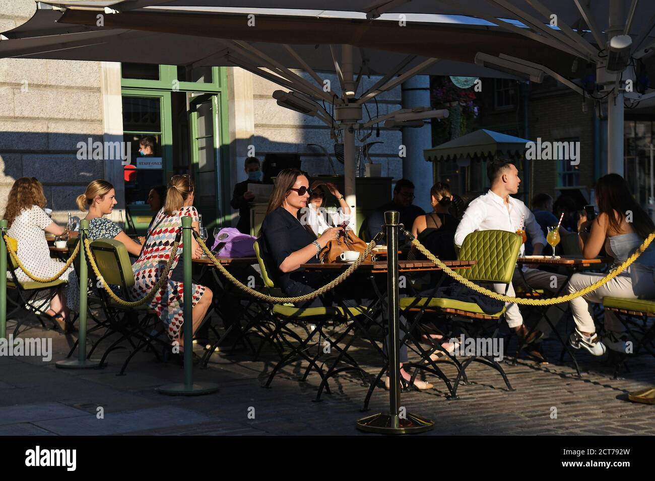 People sit outside at a restaurant in Covent Garden, London Stock Photo ...