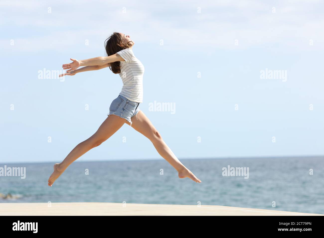 Legs ocean outside hi-res stock photography and images - Alamy