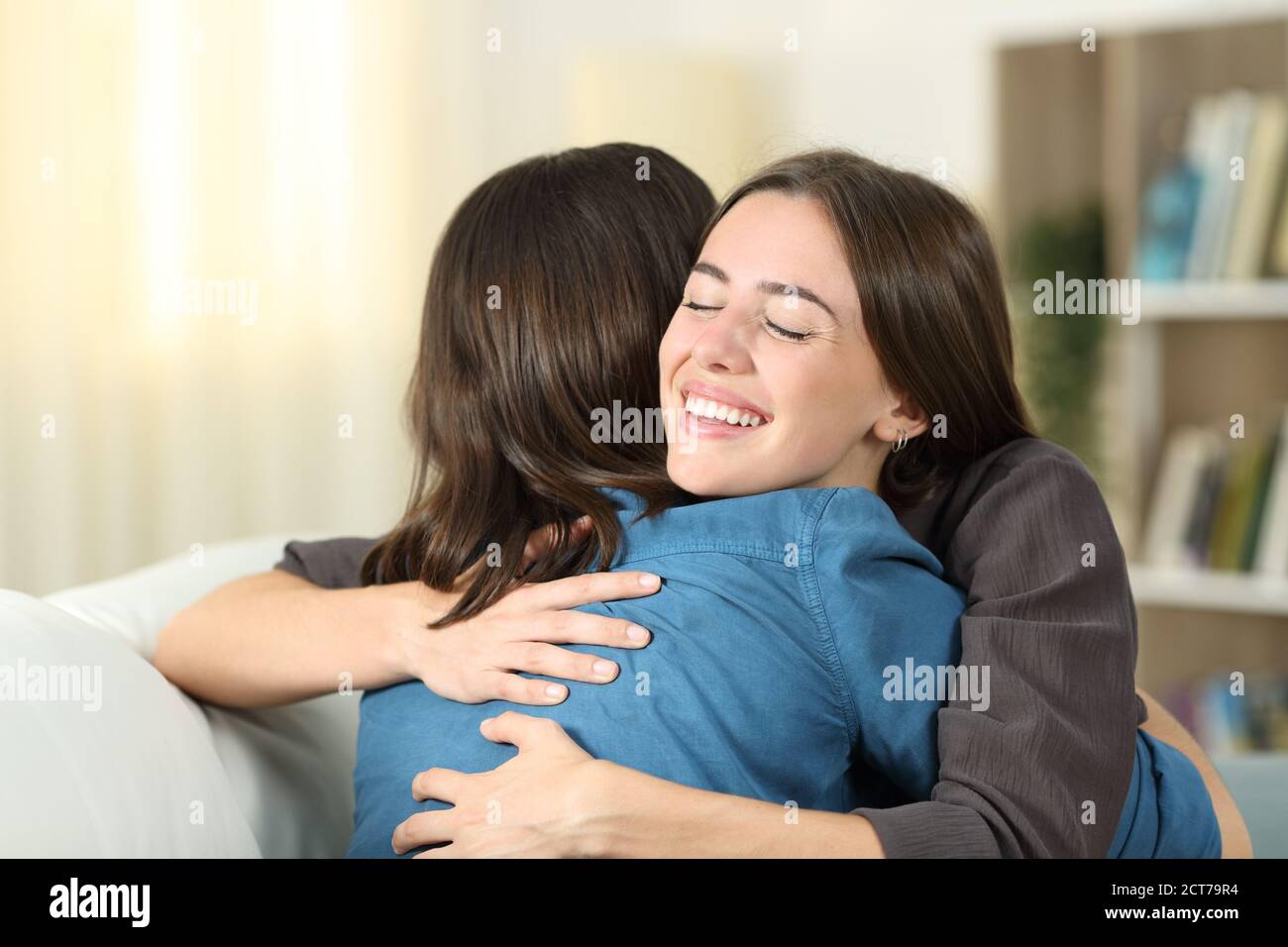 Two ladies hug hi-res stock photography and images - Alamy