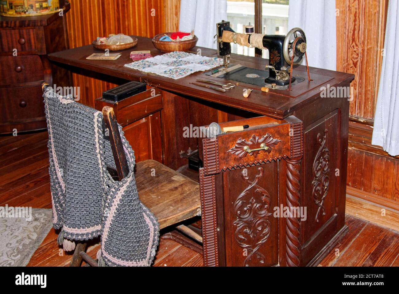 Antique sewing machine hi-res stock photography and images - Alamy