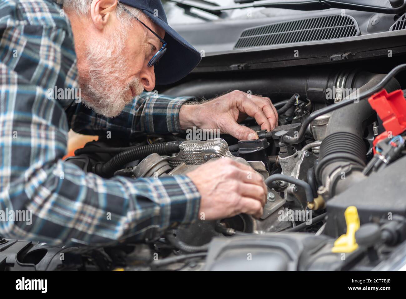 Car mechanic checking a car engine Stock Photo - Alamy