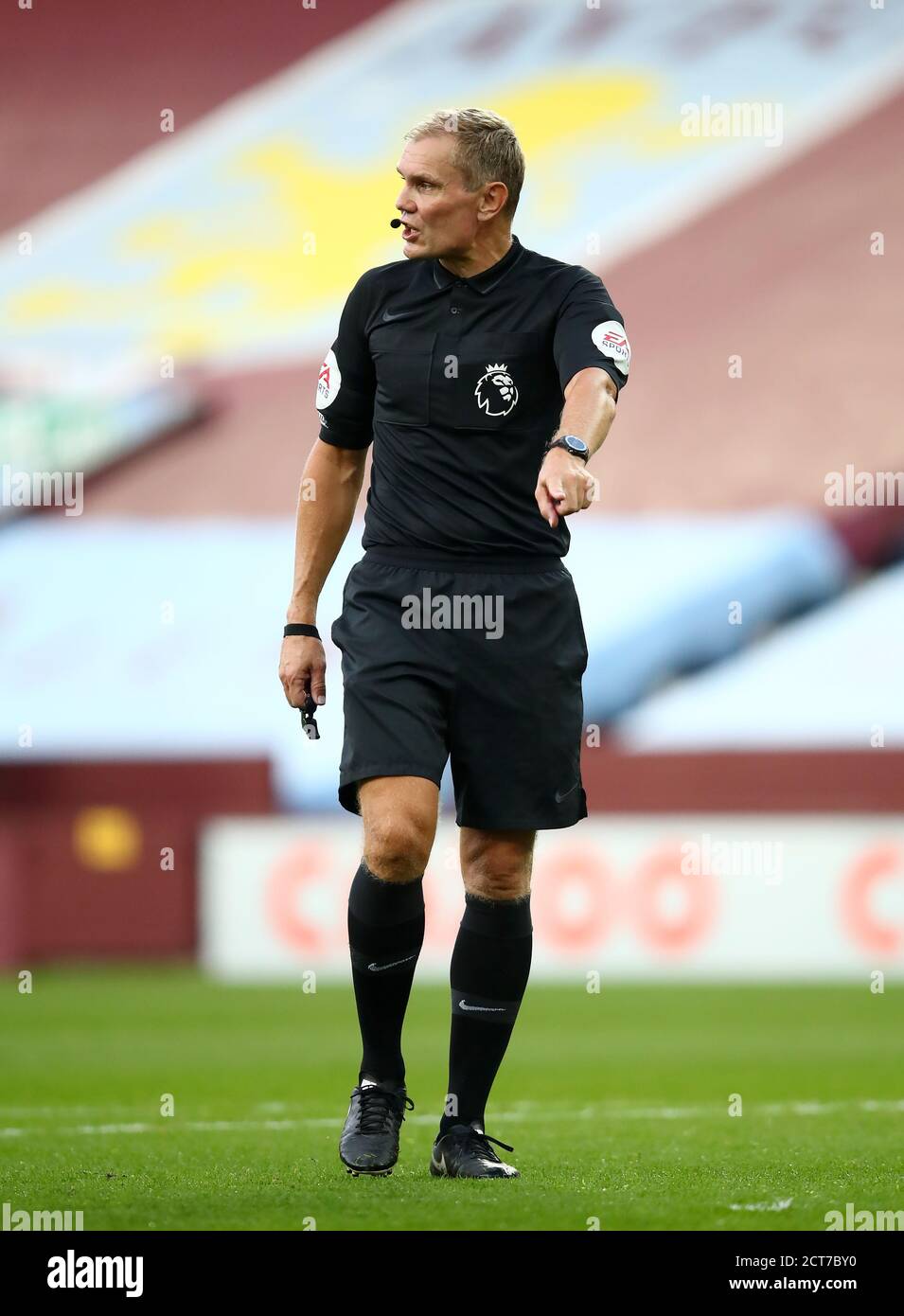 Match referee graham scott hi-res stock photography and images - Alamy