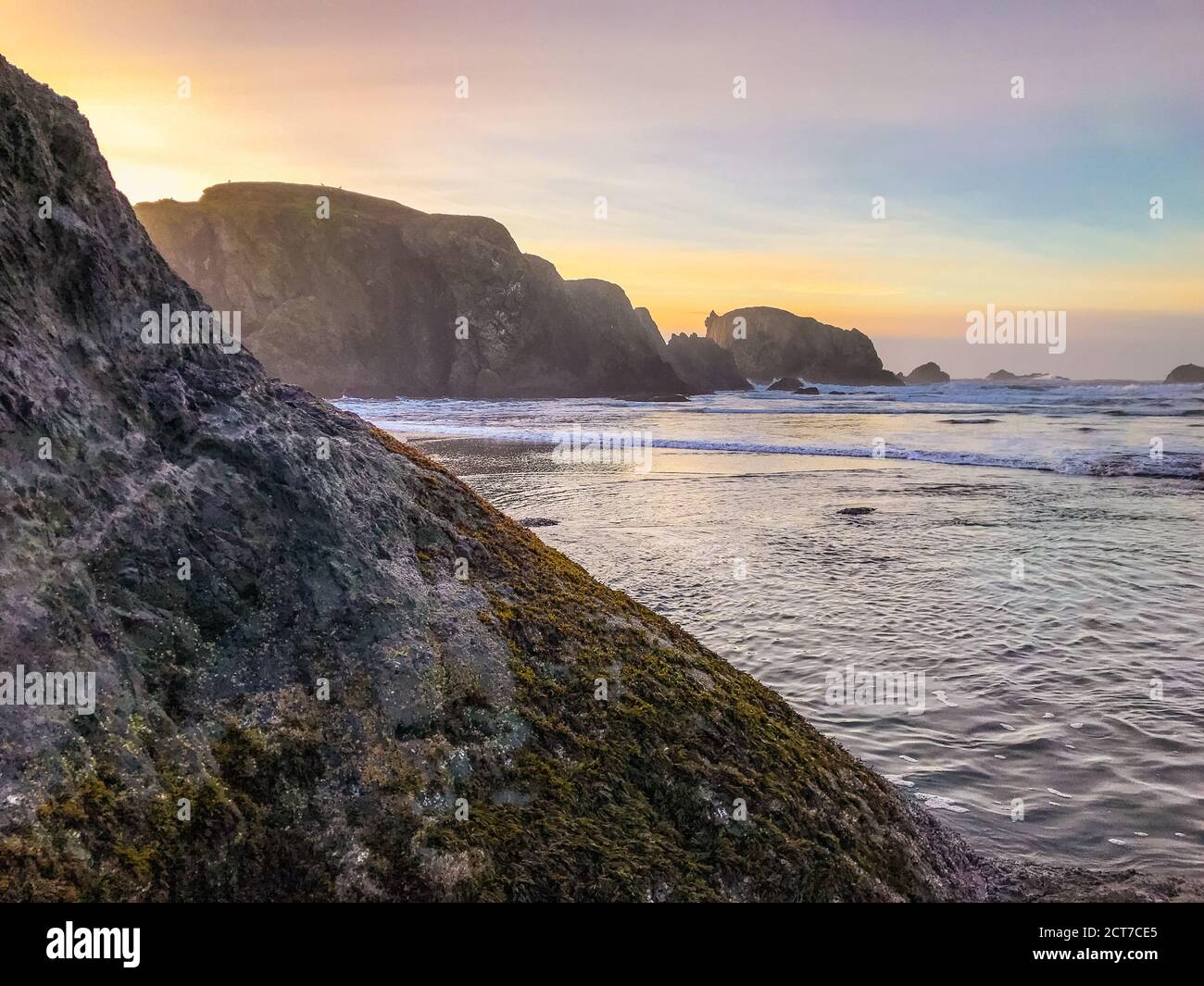 Mossy ocean rocks hi-res stock photography and images - Alamy