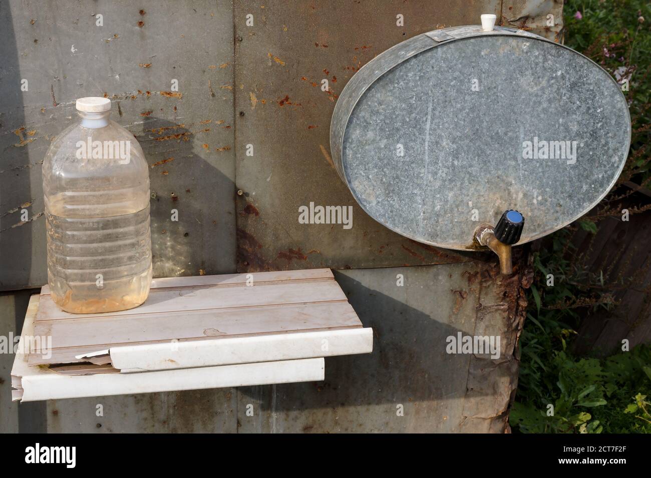 Old style water tank hi-res stock photography and images - Alamy