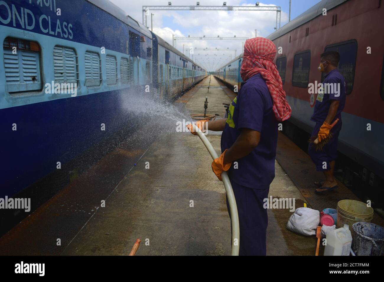 Cleaning trains train railway hi-res stock photography and images - Alamy