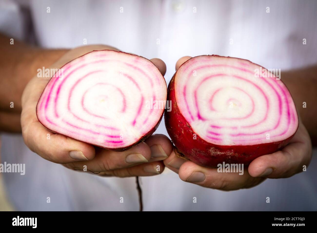 hands with beetroot on farmers market Stock Photo - Alamy