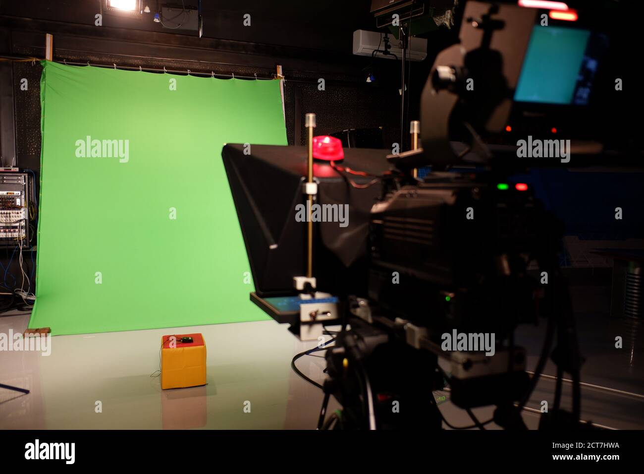 Tv journalist news screen hi-res stock photography and images - Alamy