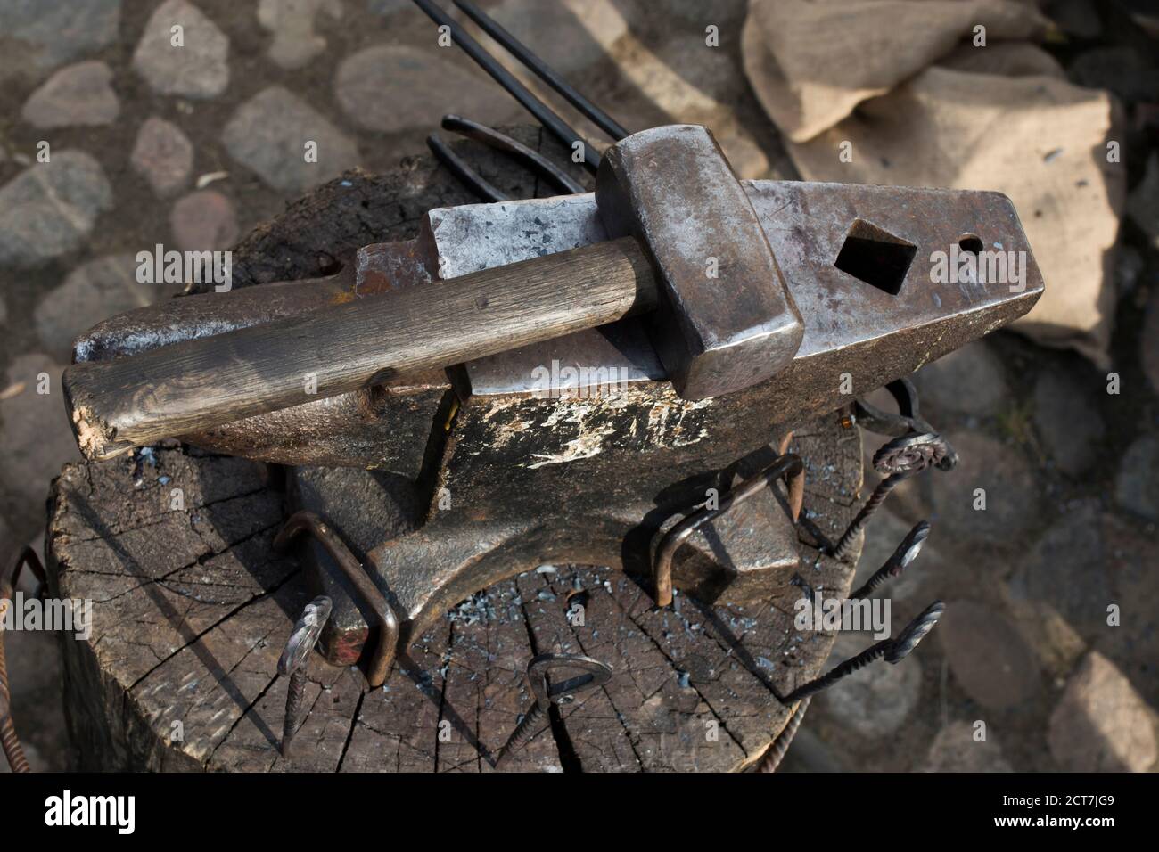 Blacksmith tools: the hammer lies on the anvil Stock Photo - Alamy