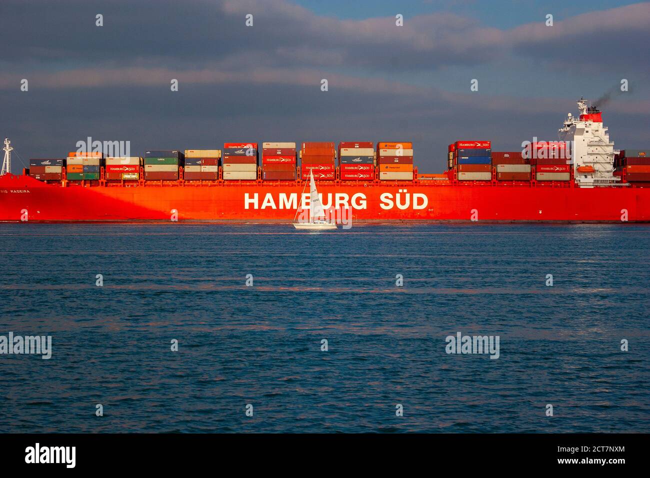 Container ship side wake hi-res stock photography and images - Alamy
