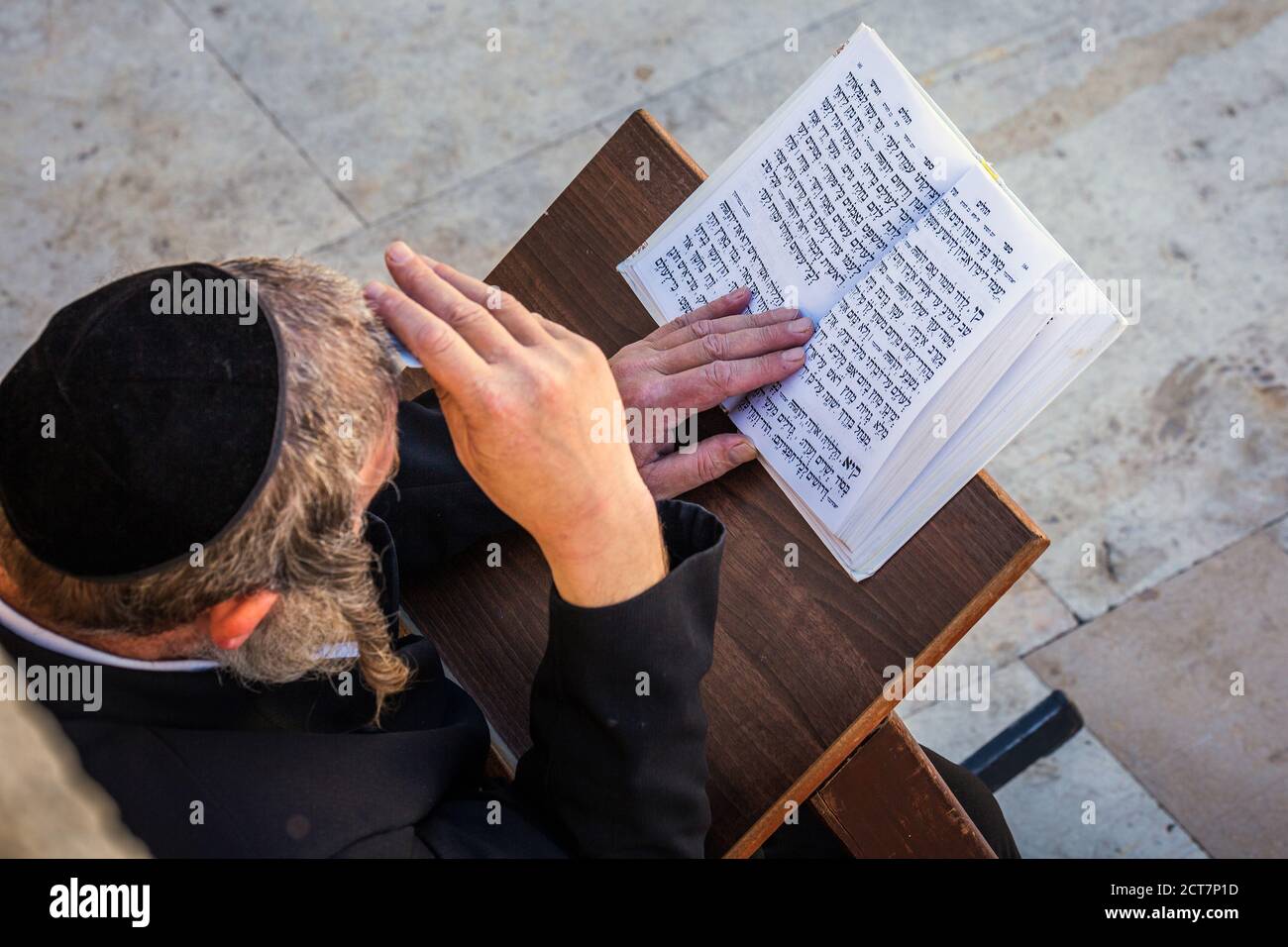 Jew prayer shawl praying city hi-res stock photography and images - Alamy
